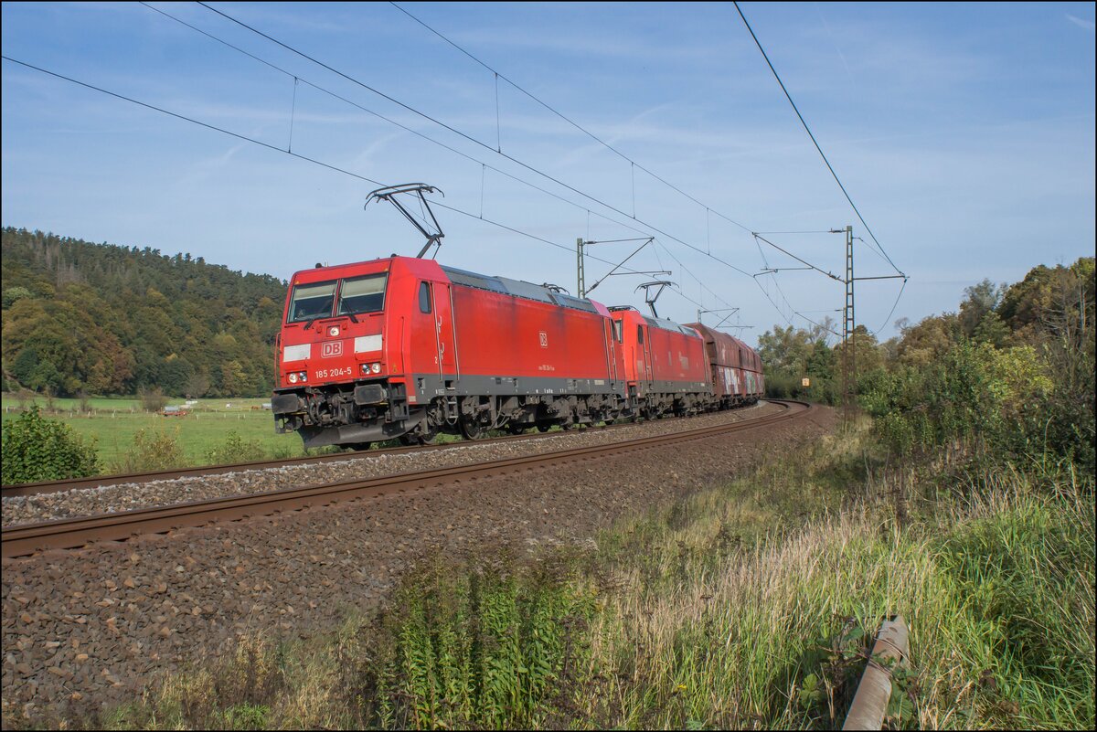 185 204-5 u.185 206-0 sind am 11.10.2023 mit einem Kohlezug bei Hermannspiegel unterwegs ...