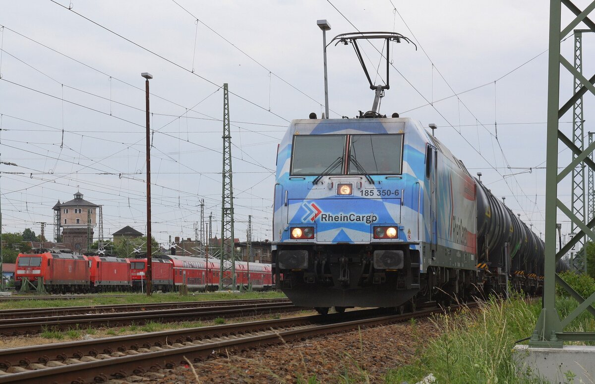 185 585-7 zieht 187 075-7 (RheinCargo) zusammen mit Kesseln aus Hamburg in Richtung Berliner ...