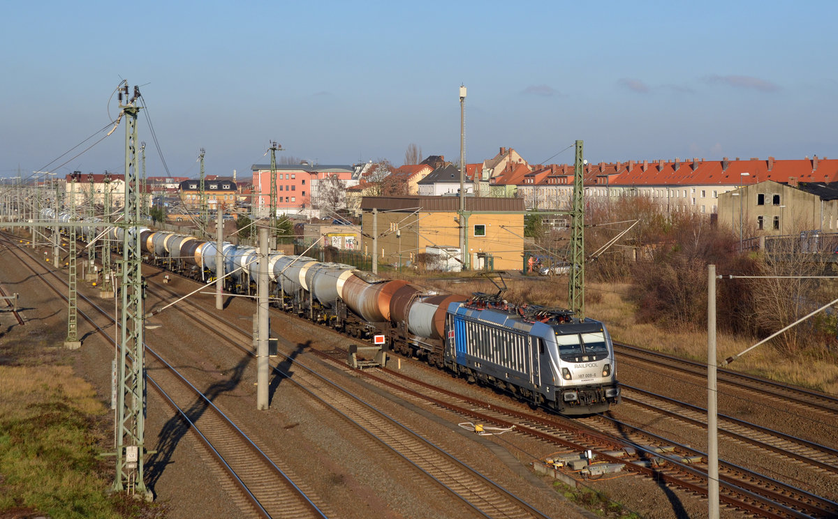 187 009 führte für die SETG am 18.12.17 einen Kesselwagenzug durch Bitterfeld Richtung Halle(S ...