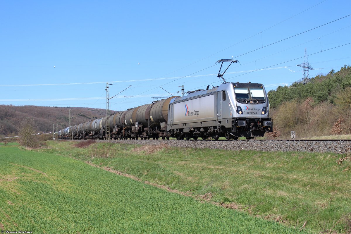 187 072-4 RHC war mit Kesselwagen bei Harrbach am 06.04.2018 südwärts unterwegs in Richtung ...