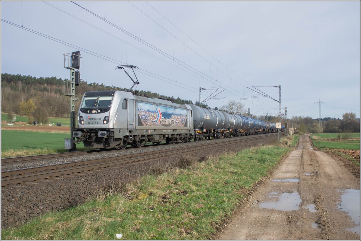 187 077-3 mit einem Kesselzugzu sehen am 26.03.2024 bei Kerzell - Bahnbilder.de
