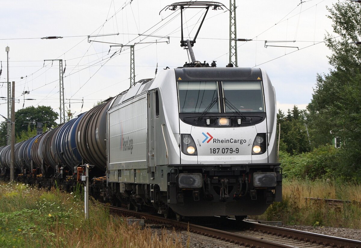 185 585-7 zieht 187 075-7 (RheinCargo) zusammen mit Kesseln aus Hamburg in Richtung Berliner ...