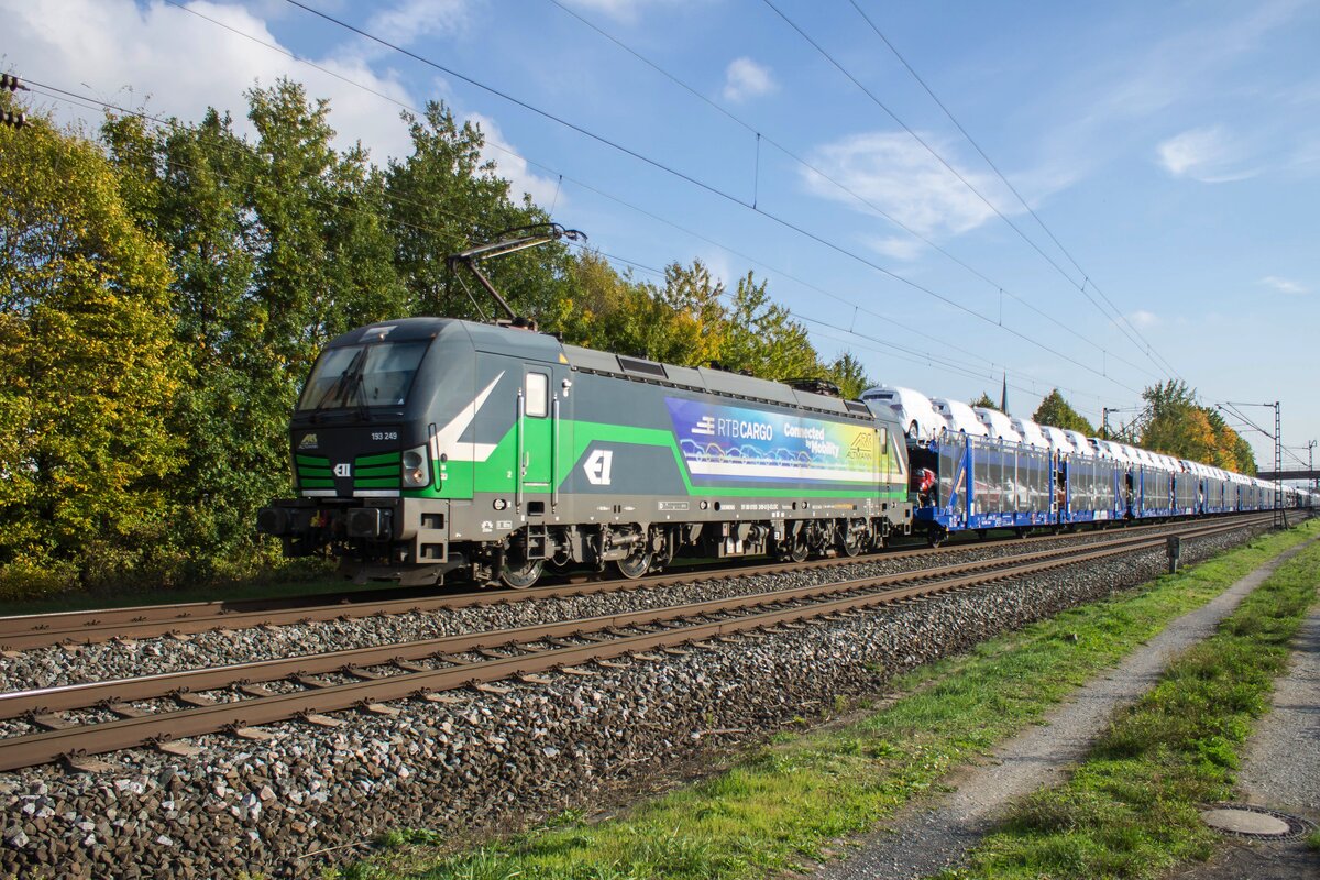 193 249-0 ist am 12.10.2022 mit einem Autozug bei Thüngersheim unterwegs - Bahnbilder.de