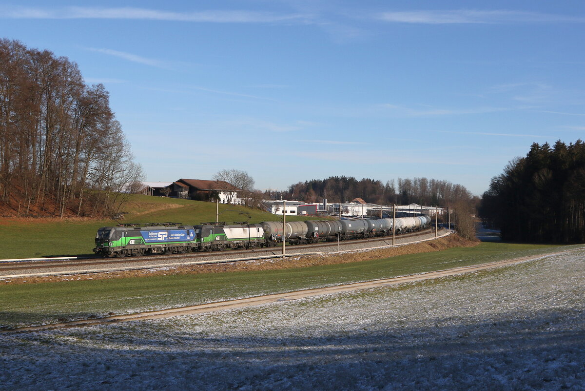 193 269 und 193 724 waren mit einem Kesselwagenzug am 27. Dezember 2024 bei Axdorf in Richtung ...