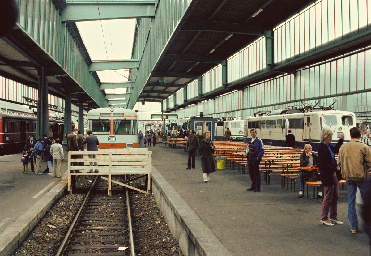 1984: Feier im Hauptbahnhof Stuttgart (S-Bahnzug der DB-Baureihe 420) - Bahnbilder.de