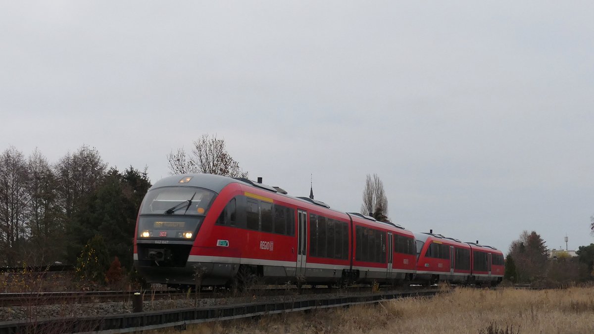 2 642er haben soeben als RB61 nach Frankfurt Hbf den Bahnhof und den Ort Rödermark Ober-Roden ...