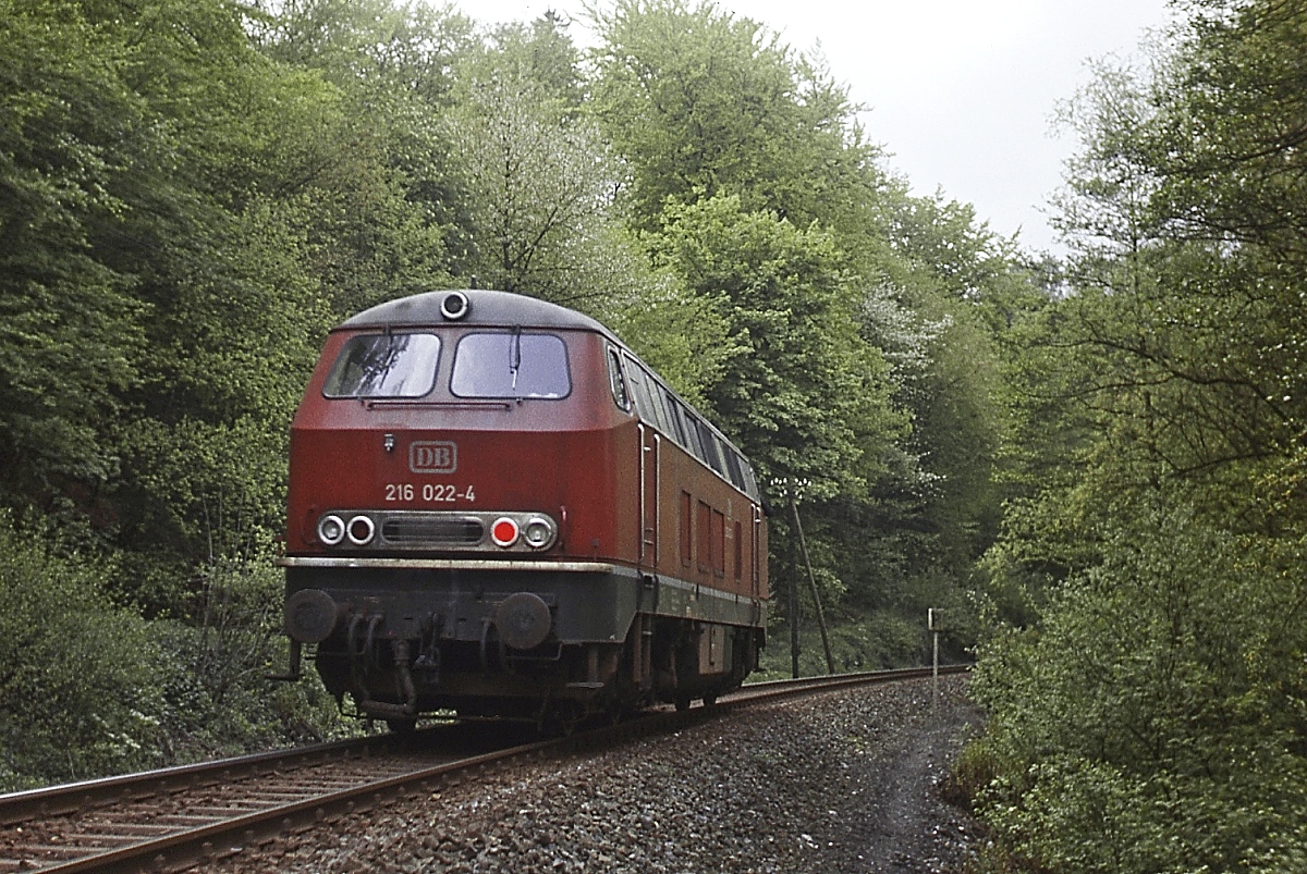 216 022-4 fährt im Mai 1976 als Lz durch das Angertal - Bahnbilder.de