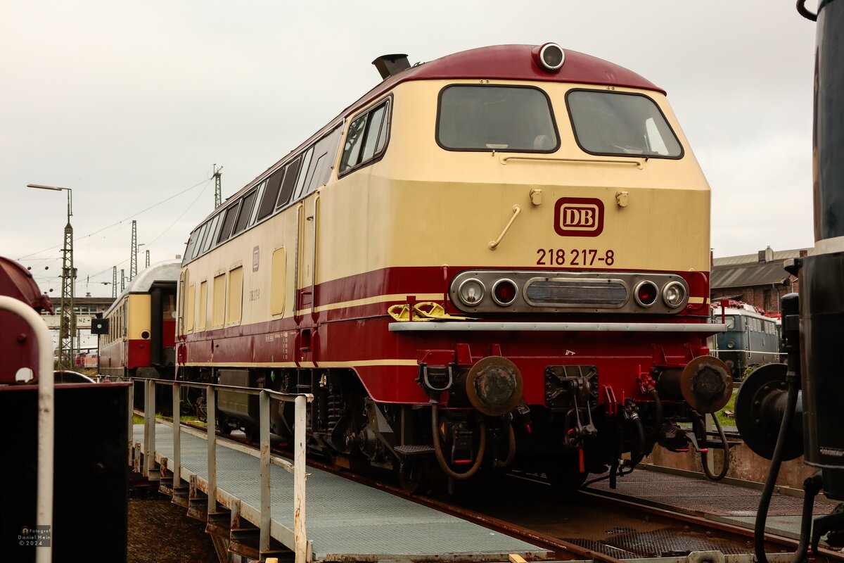 218 446-3 beim Verschub auf dem Bahndamm Lindau. 18.7.20 - Bahnbilder.de
