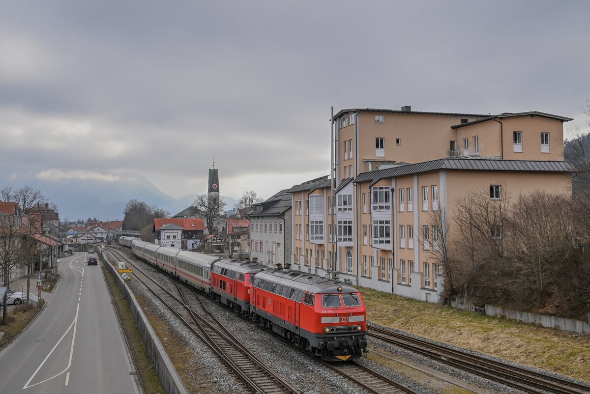 218 414 und 411 mit dem IC Oberstdorf - Dortmund in Immenstadt am 2.3.2025. - Bahnbilder.de