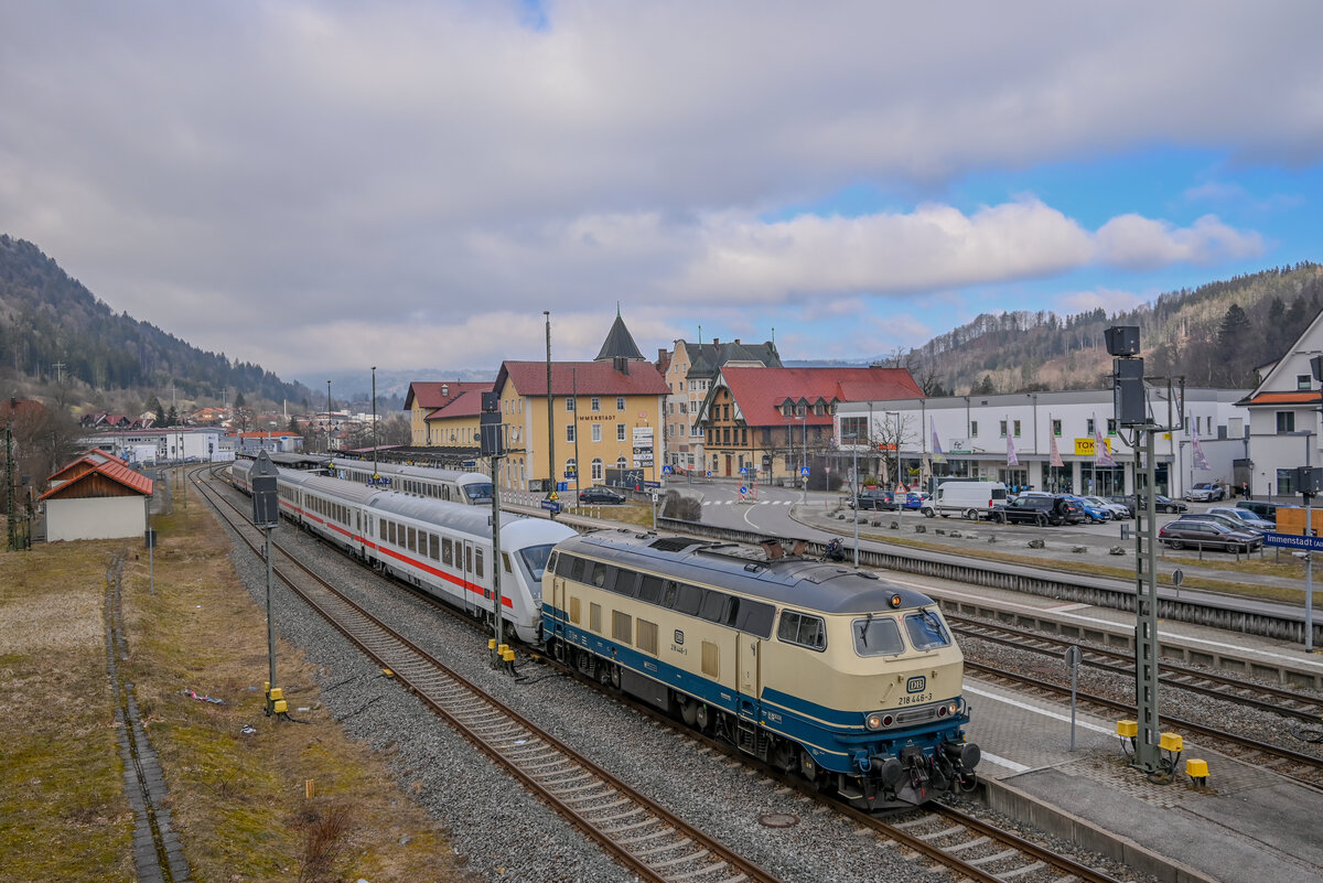 218 446 mit dem IC 2084 "Nebelhorn" Oberstdorf - Augsburg - Hamburg Altona in Immenstadt am 2.3. ...