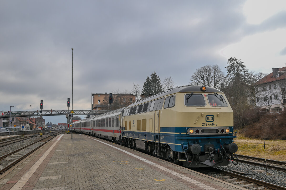 218 446 mit dem IC 2084 "Nebelhorn" Oberstdorf - Augsburg - Hamburg Altona in Immenstadt am 2.3. ...