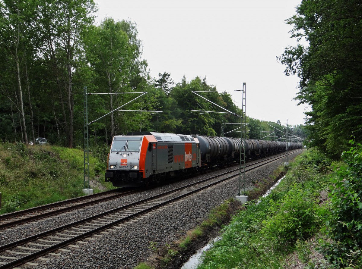 246 010-3 der hvle zog am 02.09.13 einen Kesselzug durch das Vogtland, hier zusehen in Jössnitz ...