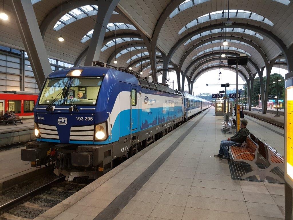 27.08.2018: CD Vectron 193 296 mit EC Porta Bohemica im Kieler Hbf - Bahnbilder.de