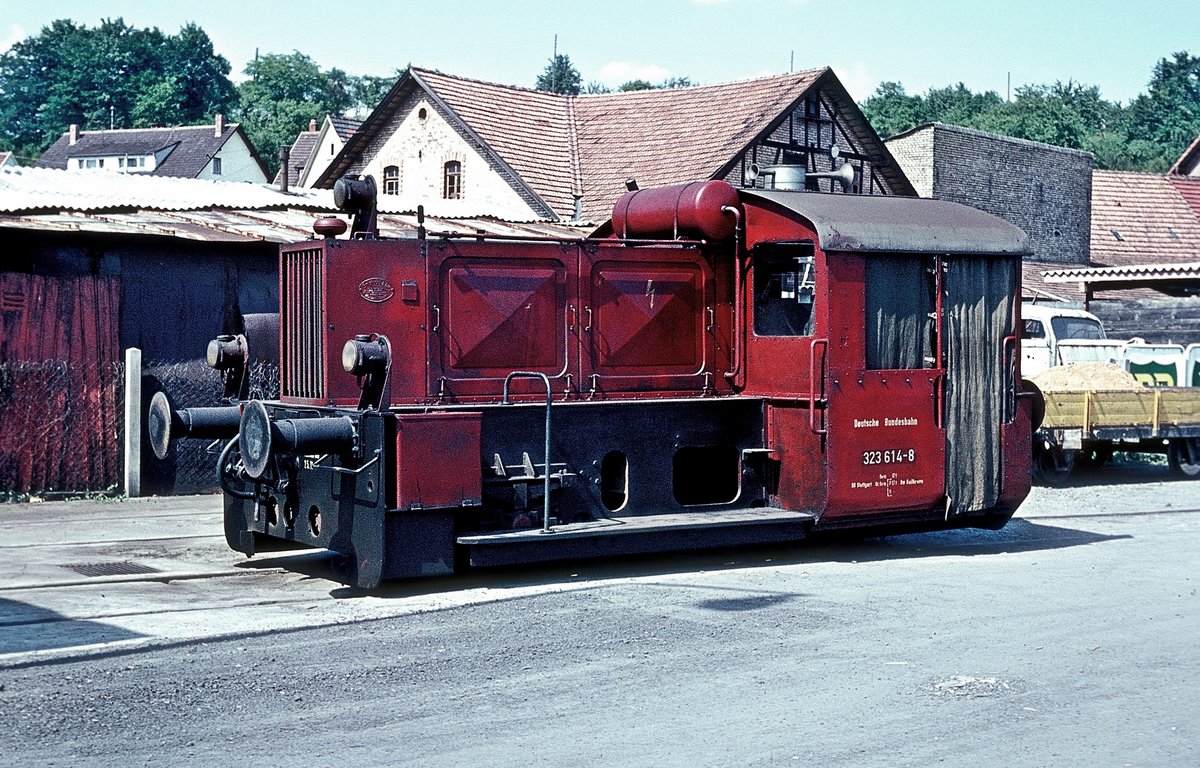 Köf II 323710 mit diversen Schienenfahrzeugen am 27.3.1999 im ...