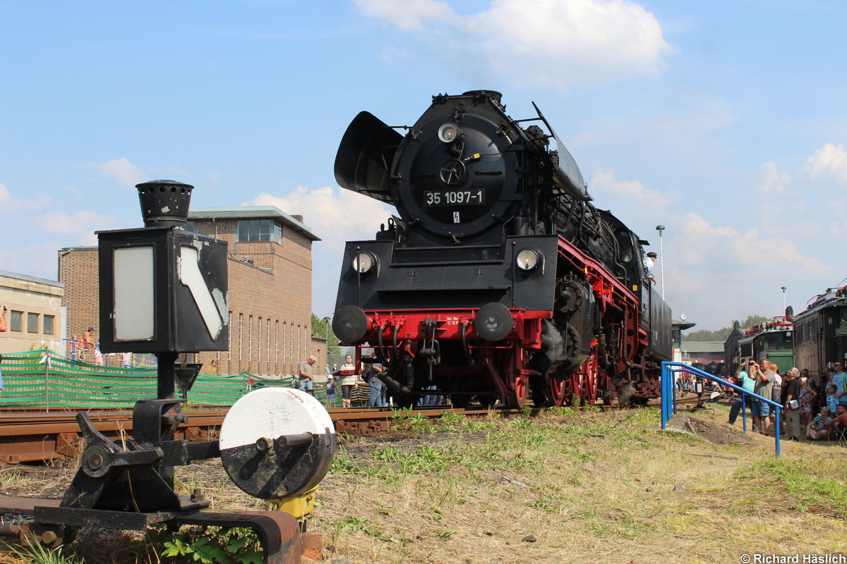 35 1097-1 steht im Bw Chemnitz-Hilbersdorf und wartet bis sie weiter rangieren darf - Bahnbilder.de