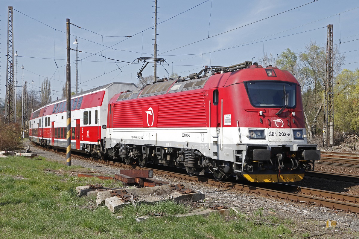 381 002 in Bratislava Lamac am 31.03.2017. - Bahnbilder.de