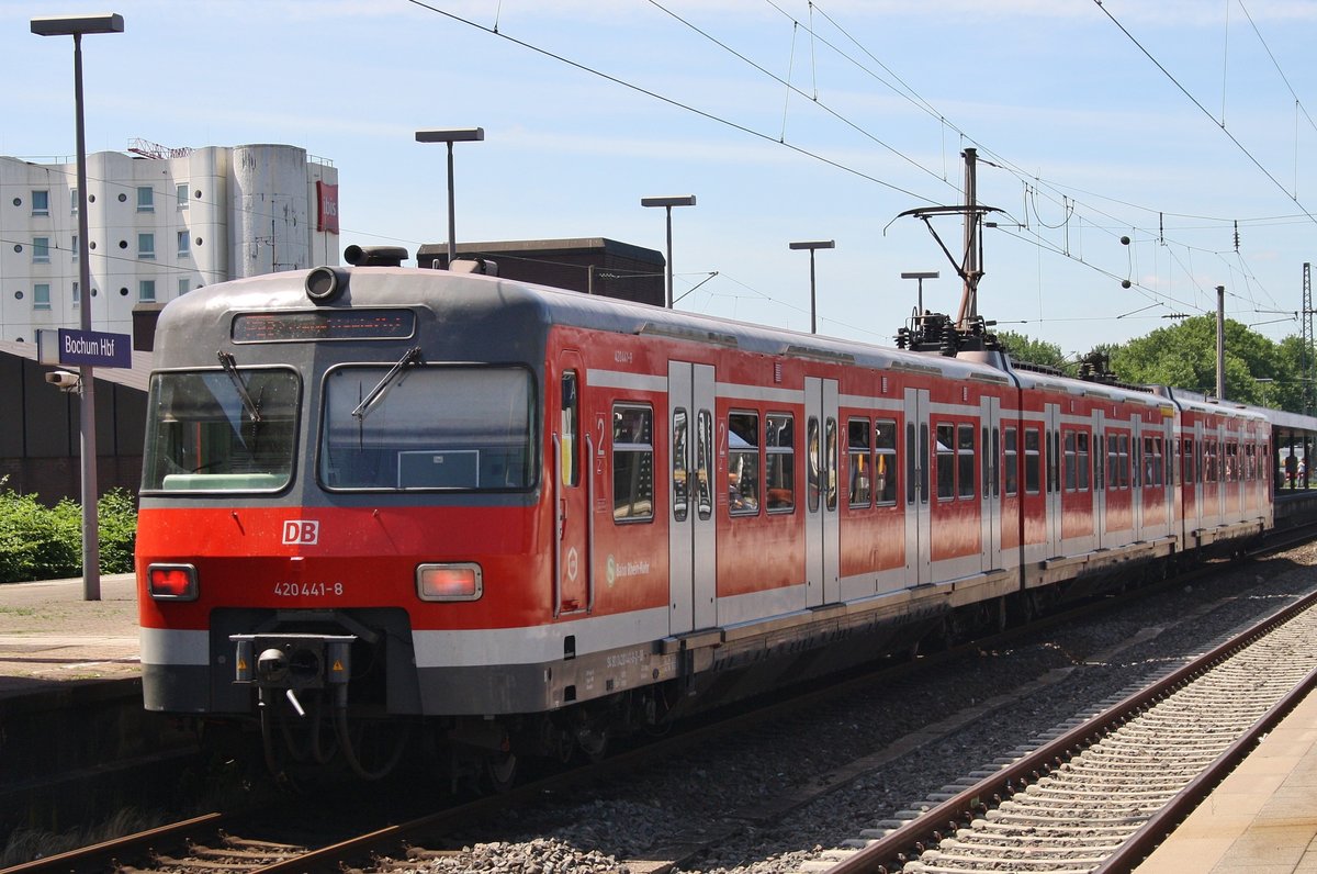 420 441-8 fährt am 3.7.2017 als S1 von Dortmund Hauptbahnhof nach Essen-Steele Ost in den ...