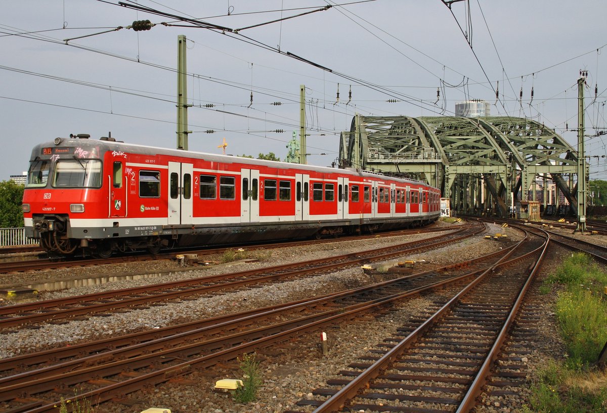 420 917-7 macht sich am 16.8.2017 als S12 von Horrem nach Hennef(Sieg) im Kölner Hauptbahnhof ...