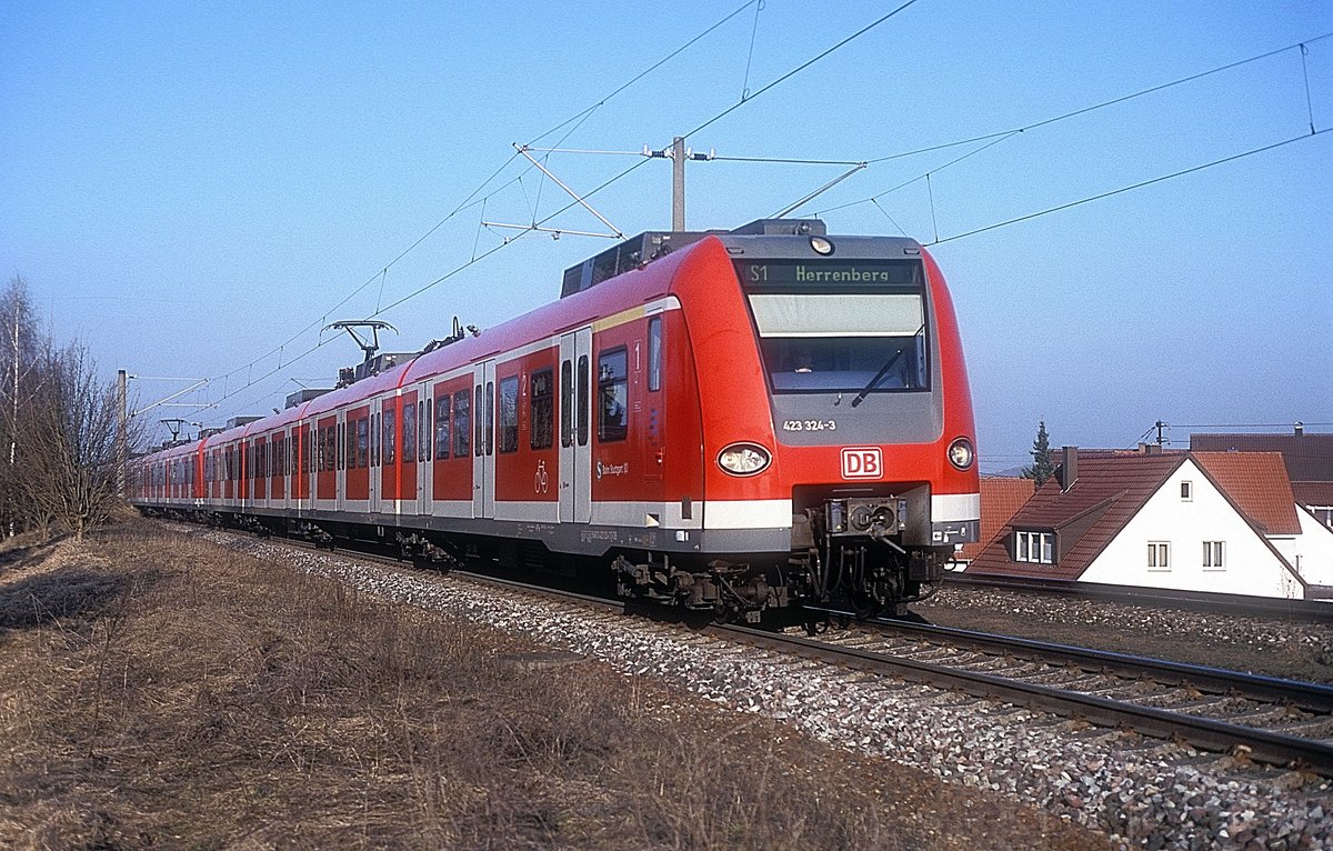 Die Garnitur von BR423/433 als ein Zug der Linie S12 erreicht Köln Hbf ...