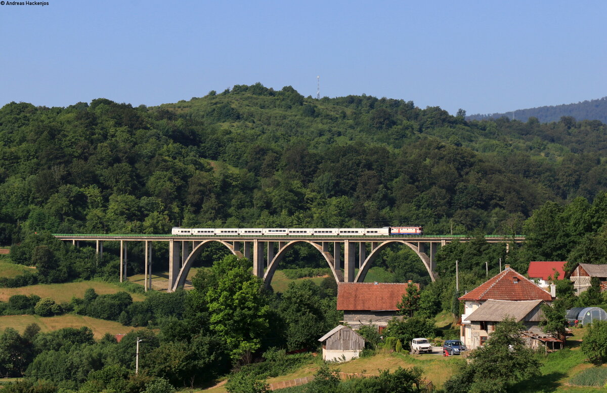441 913 mit dem B 720 (Mostar - Sarajevo) bei Vrbanja 21.6.22 - Bahnbilder.de
