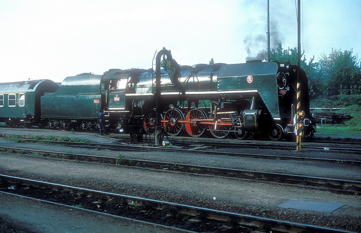 Sonderzug mit CSD Lok 475.1142 auf einem Viadukt in Südböhmen ...