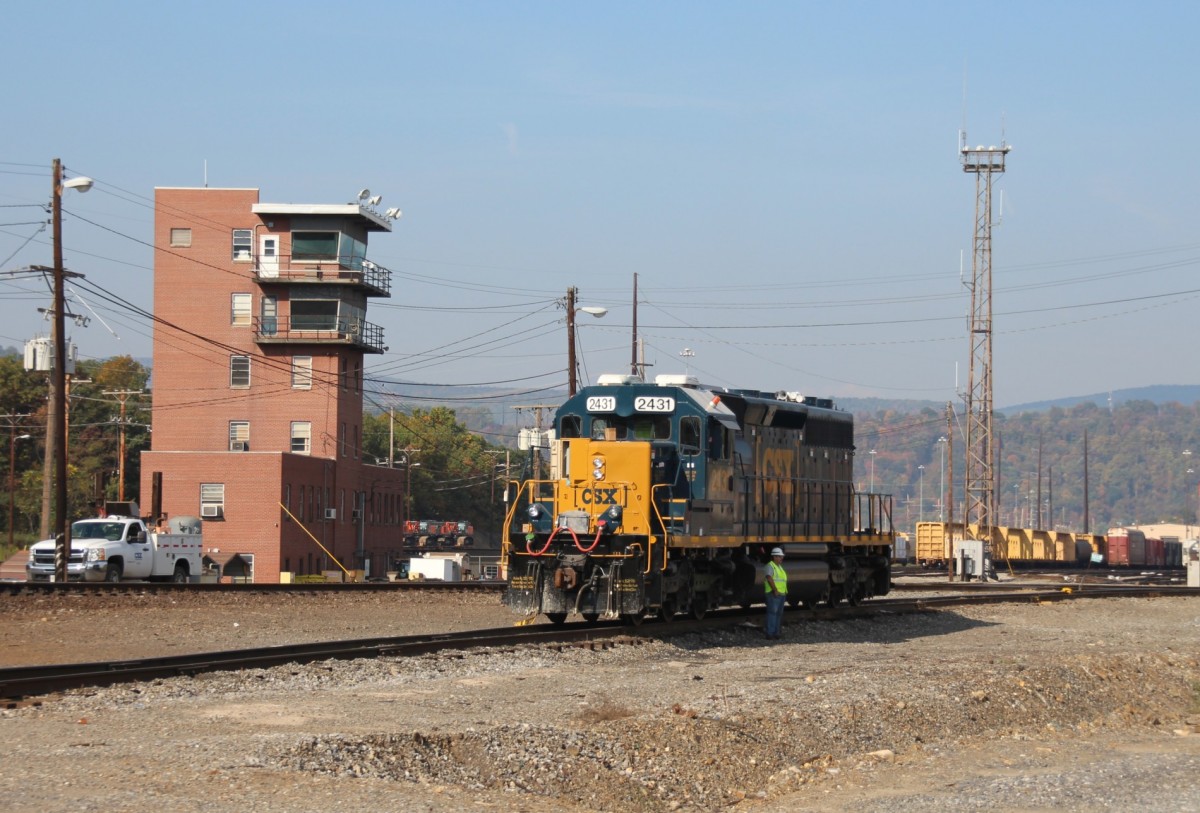 5.10.2013 Cumberland, MD. CSX 2431 und Rangierstellwerk - Bahnbilder.de