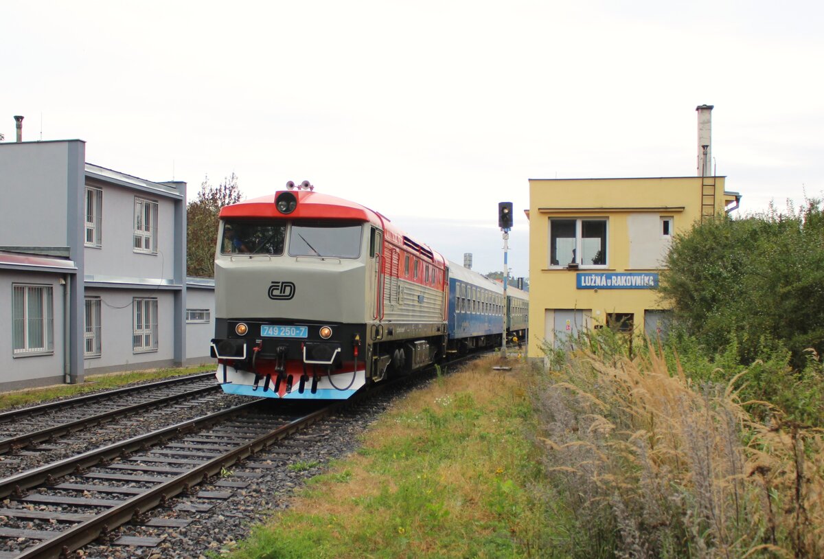 749 250-7 zu sehen am 04.10.25 in der Ausfahrt Lužná u Rakovníka - Bahnbilder.de
