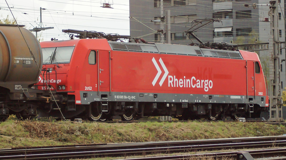91 80 6185 584-0 der RheinCargo GmbH & Co. KG Basel am 20.10.17 - Bahnbilder.de