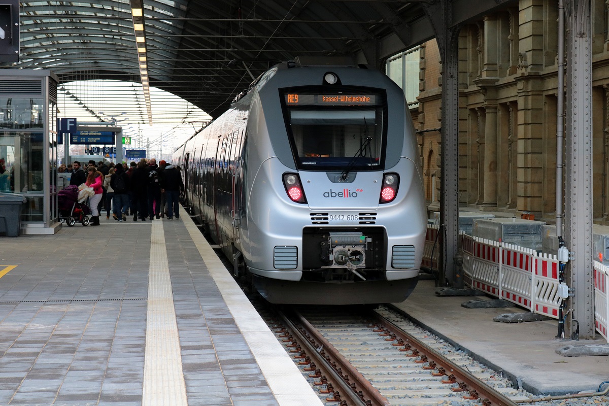 9442 608 und ein weiterer 9442 (Bombardier Talent 2) von Abellio Rail Mitteldeutschland als RE ...