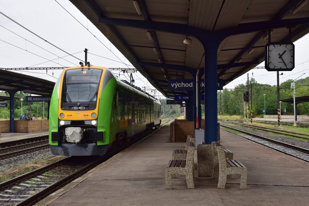 954 001 rollt als IC 16512 aus Usti nad Labem hl.n in Most ein - Bahnbilder.de