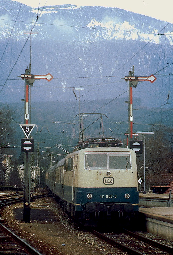 Als 111 003-0 im Dezember 1978 in Garmisch-Partenkirchen einfährt, stehen dort noch die alten ...