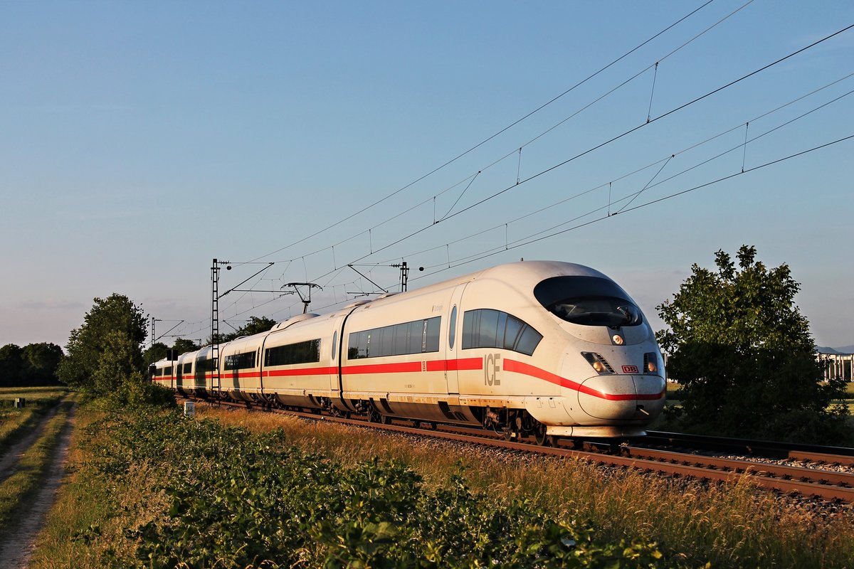Als ICE 201 (Köln Hbf - Basel SBB) fuhr am Abend des 26.05.2020 der 403 555-6 "Tuttlingen" im ...