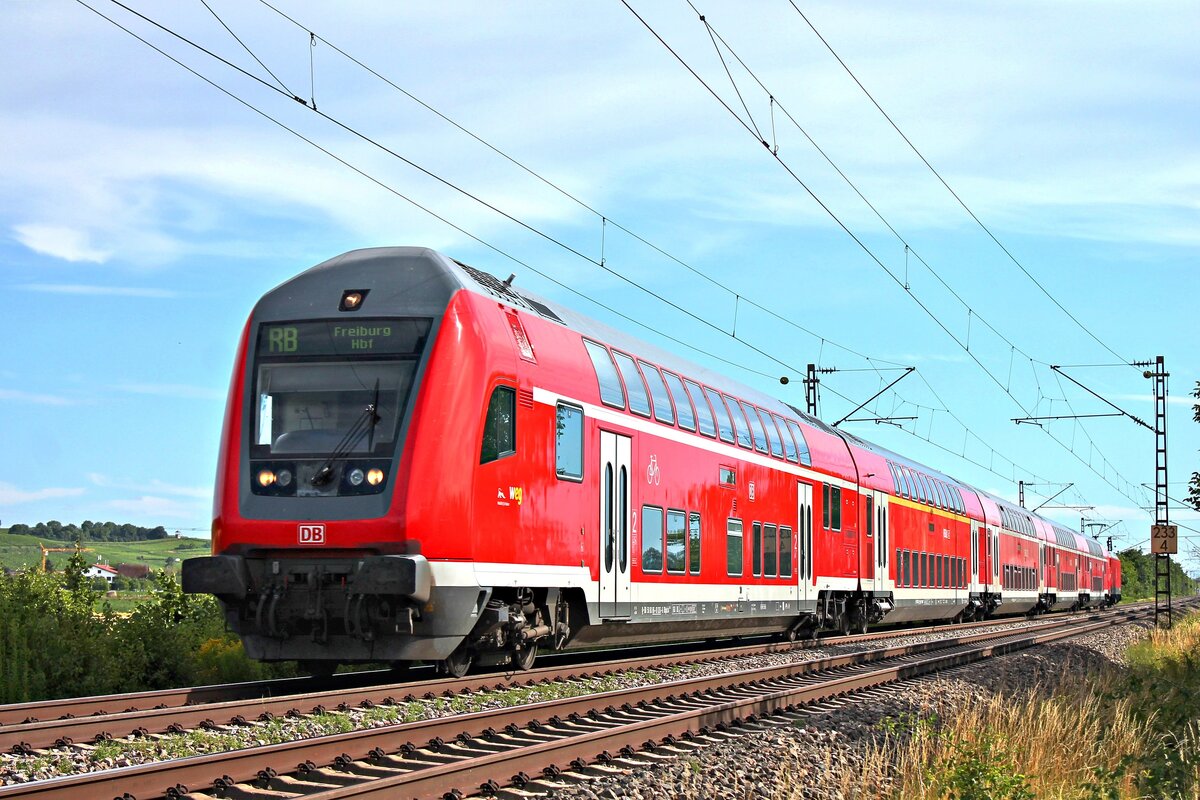 Als RB (Basel Bad Bf - Freiburg (Brsg) Hbf) fuhr am Abend des 08.07.2020 der Steuerwagen D-DB 50 ...