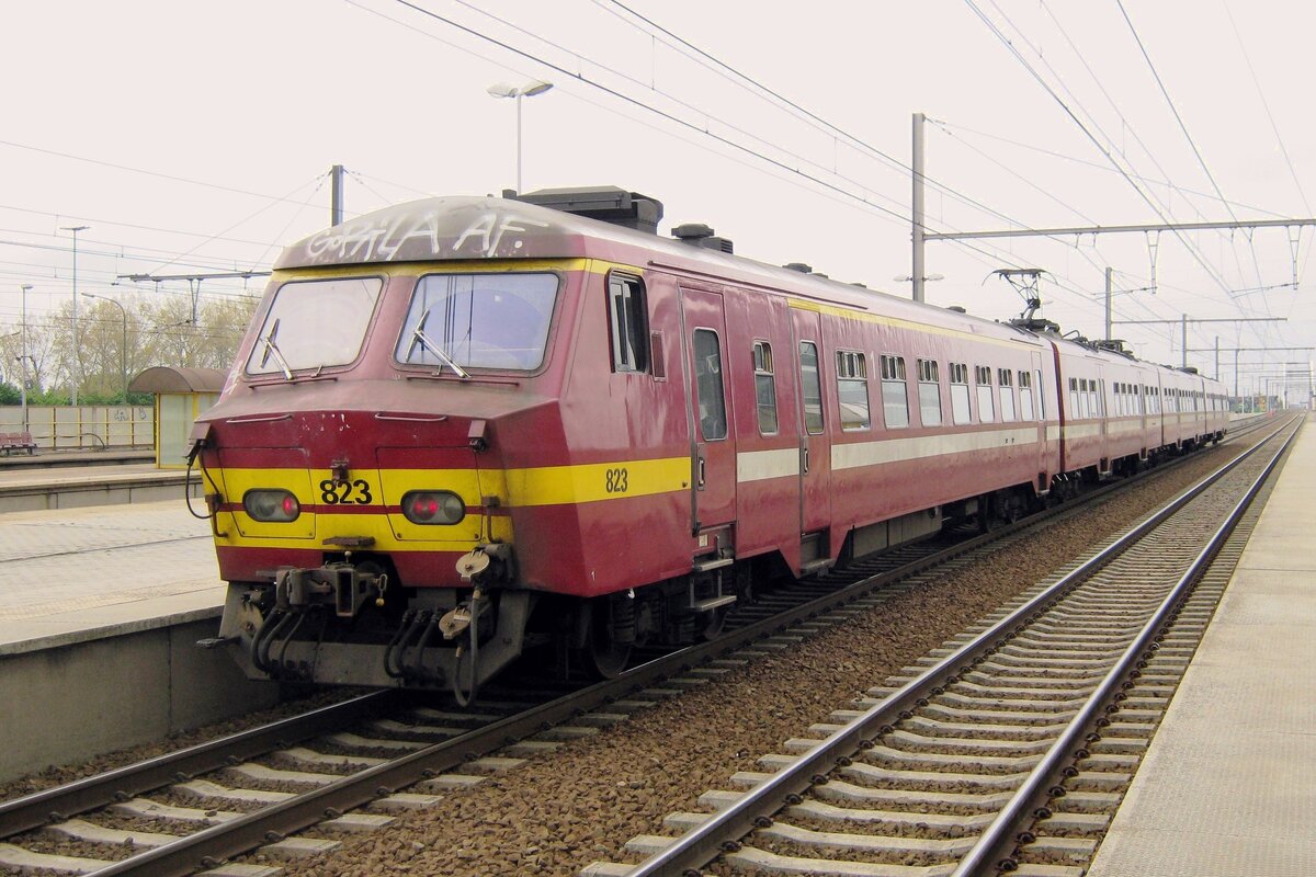 SNCB AM75 No. 814, Bruxelles Midi, 30.10.2011. - Bahnbilder.de