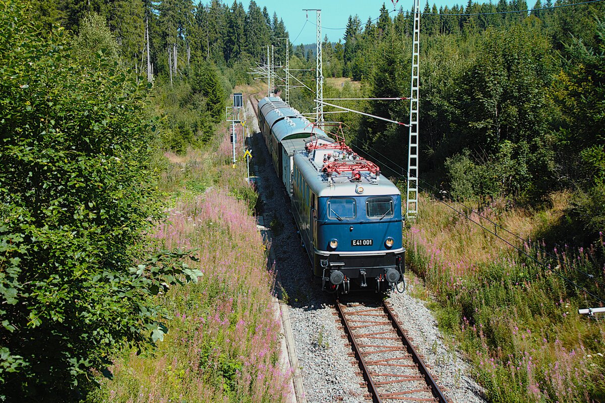 Am 10.08.2025 zieht eine E41 den historischen Zug der Dreiseenbahn Richtung Aha am Schluchsee ...