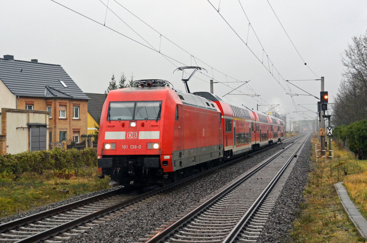 Am 14.12.23 rollte 101 136 mit vier Doppelstockwagen als PbZ Berlin-Leipzig durch Greppin ...