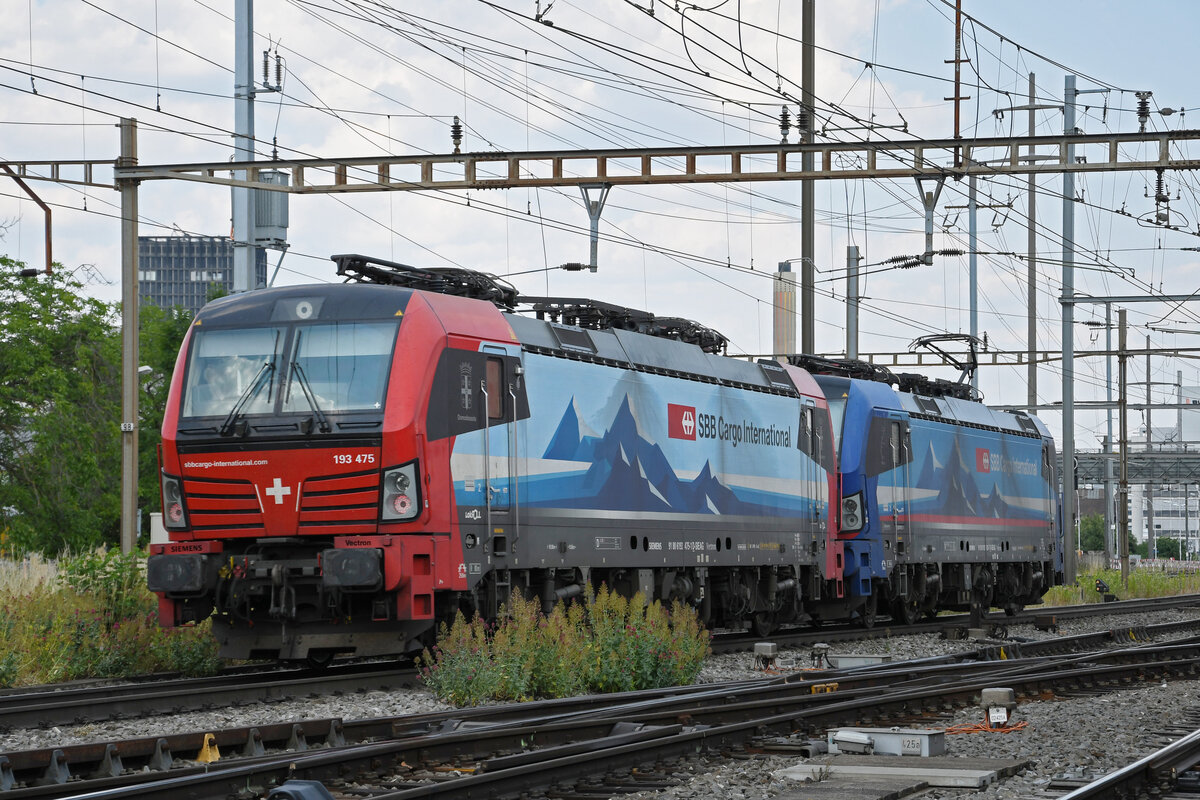 Am 16.06.2023 schleppt die Siemens Vectron 193 528-7 die Siemens Vectron 193 475-1 durch den ...