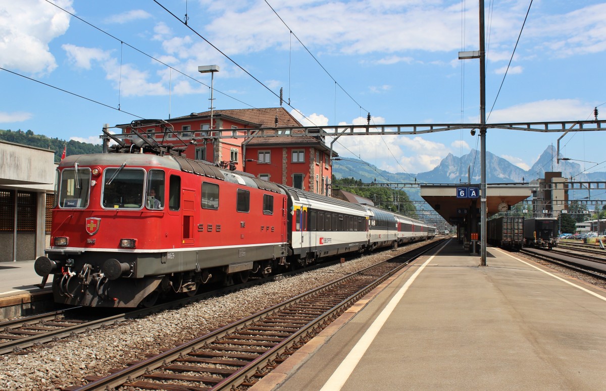Am 25.Juli 2013 legte Re4/4 11146 mit einem Schnellzug nach Basel SBB einen kurzen Halt in Arth ...
