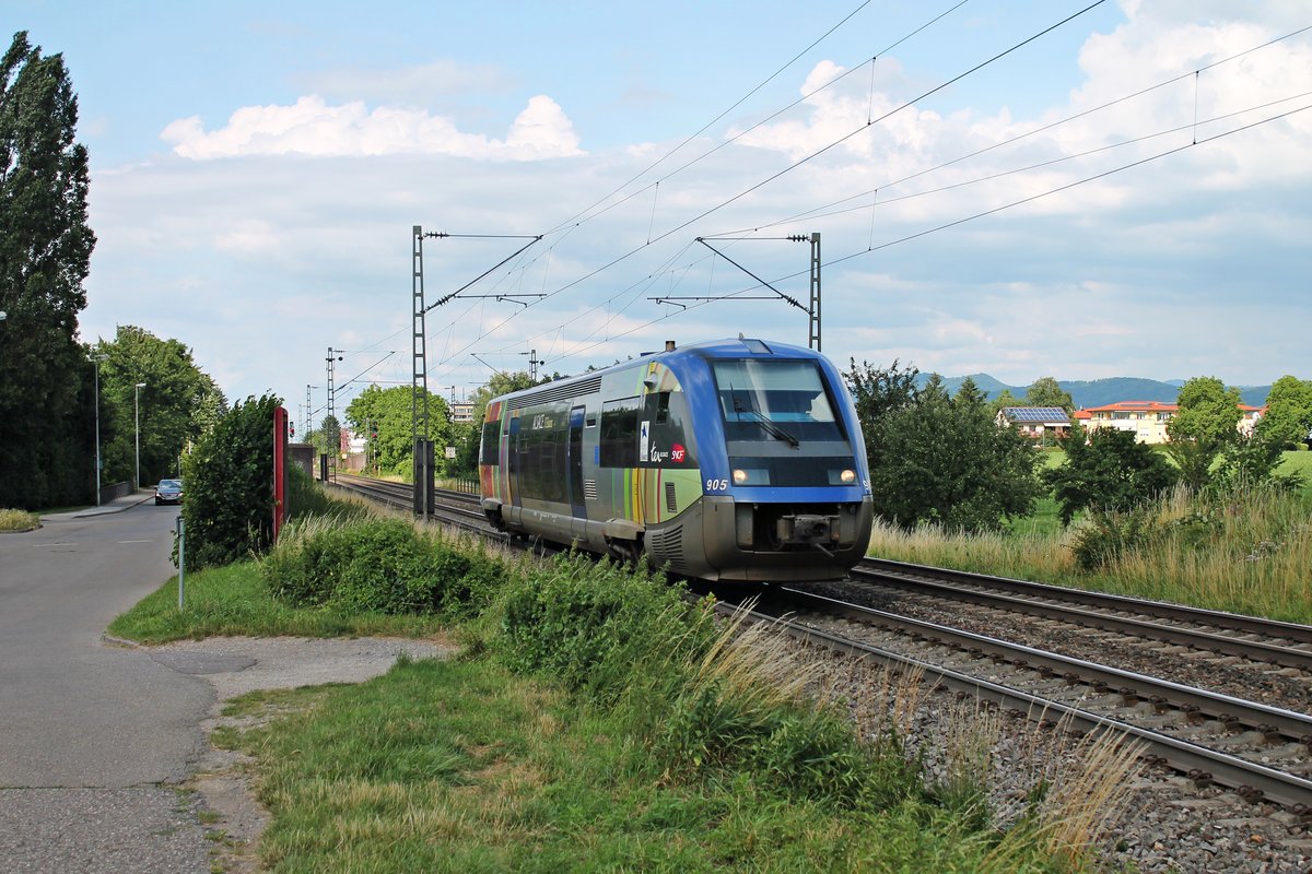 Am 27.06.2015 eilte SNCF TER Alsace X73905 als IRE (Freiburg (Brsg) Hbf - Mulhouse Ville) kurz ...