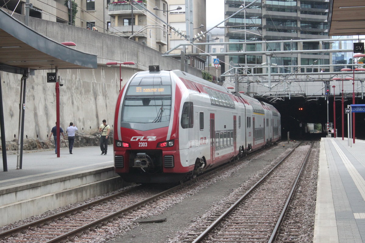 Am 29.07.2016 verschwindet ein Stadler KISS der CFL als RE nach Koblenz im Tunnel, der die ...