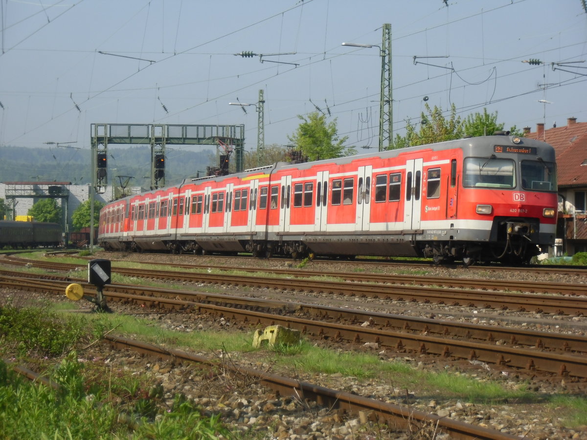 420 424-4 und 420 966-4 fahren am 18.8.2017 als S1 von Essen-Steele Ost nach Dortmund ...