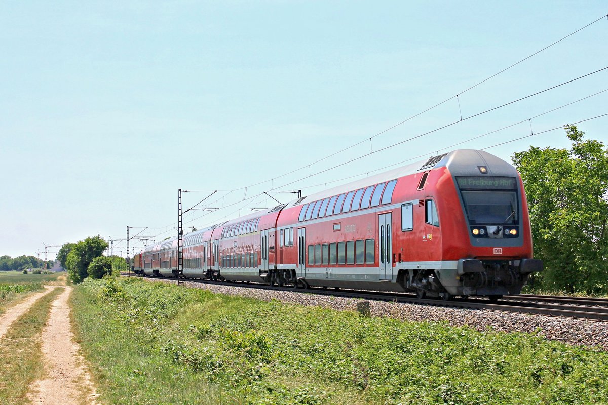 Am späten Mittag des 02.06.2020 fuhr der Freiburger Steuerwagen D-DB 50 80 86-81 037-3 (Bauart ...