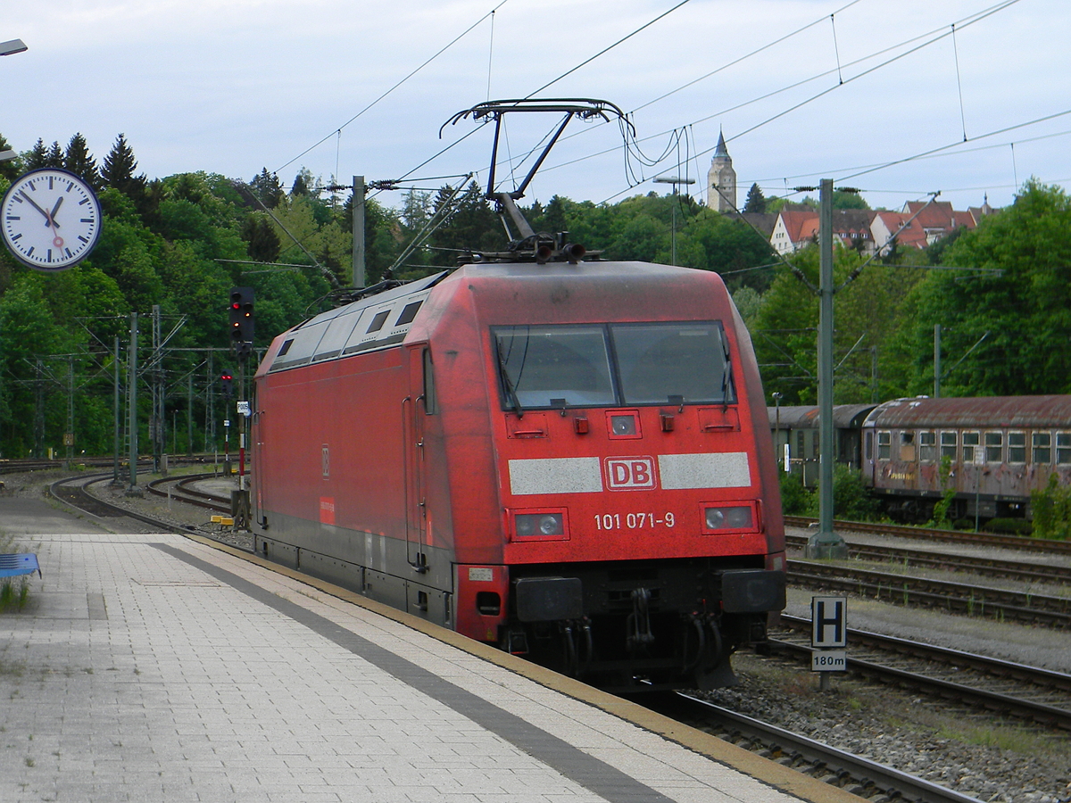 An einem sehr düsteren Tag konnte die DB 101 071-9 bei der Rangierfahrt im Bahnhof Rottweil ...