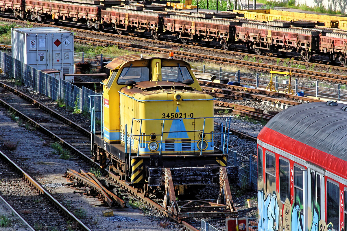 Bahndienstfahrzeug der DB Bahnbau 345 021 am 21.07.2015 in Duisburg-Wedau - Bahnbilder.de