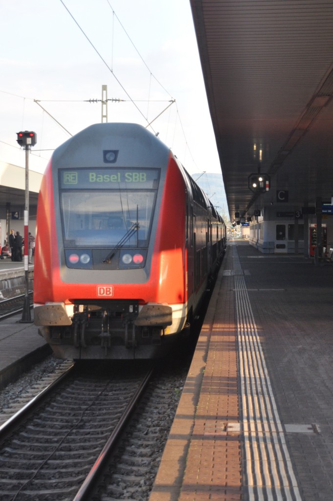 BASEL (Kanton Basel-Stadt), 01.10.2014, RE von Freiburg im Breisgau nach Basel SBB im Badischen ...