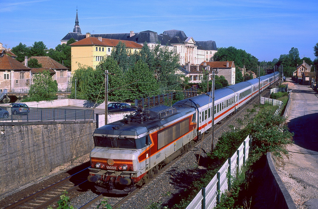 Die SNCF BB 15 025 hat mit ihrem EC 65 von Paris Est nach München Hbf ...