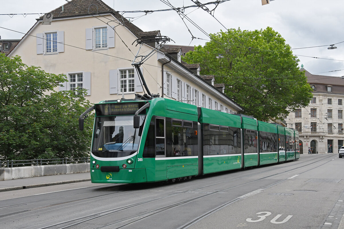 Be 6/8 Combino 305, auf der Linie 8, fährt am 27.05.2024 den Steinenberg hinunter zur ...