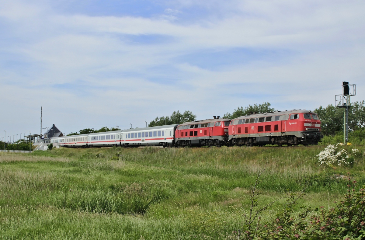 245 214-2 zieht am 15.06.2020 einen RE bei Morsum nach Westerland - Bahnbilder.de