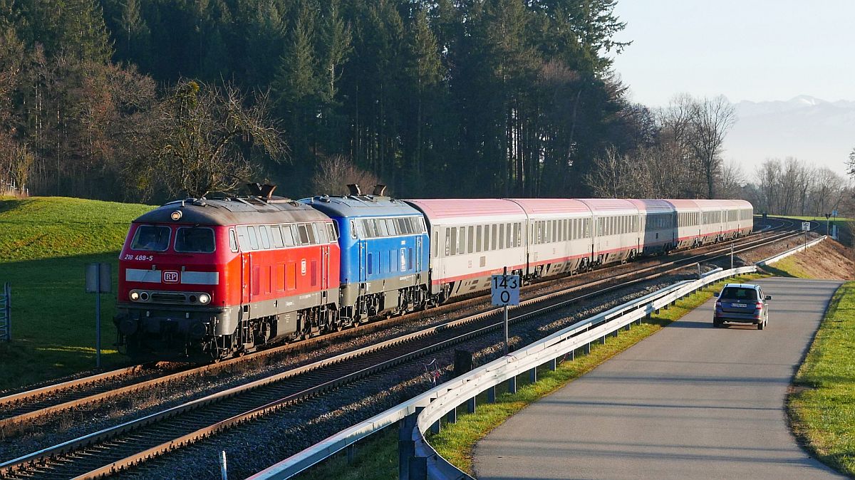 Bei Höhenreute ziehen 218 488-5 von Railsystems RP und 218 055-2 von PRESS (92 80 1218 458-8 D ...