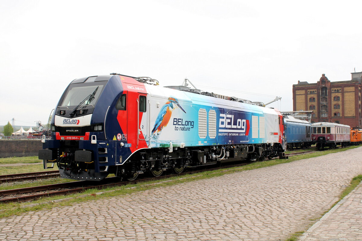 BELog 159 238-5 mit einem bunten Ganzzug offener Wagen (Gattung: Eamnos ...